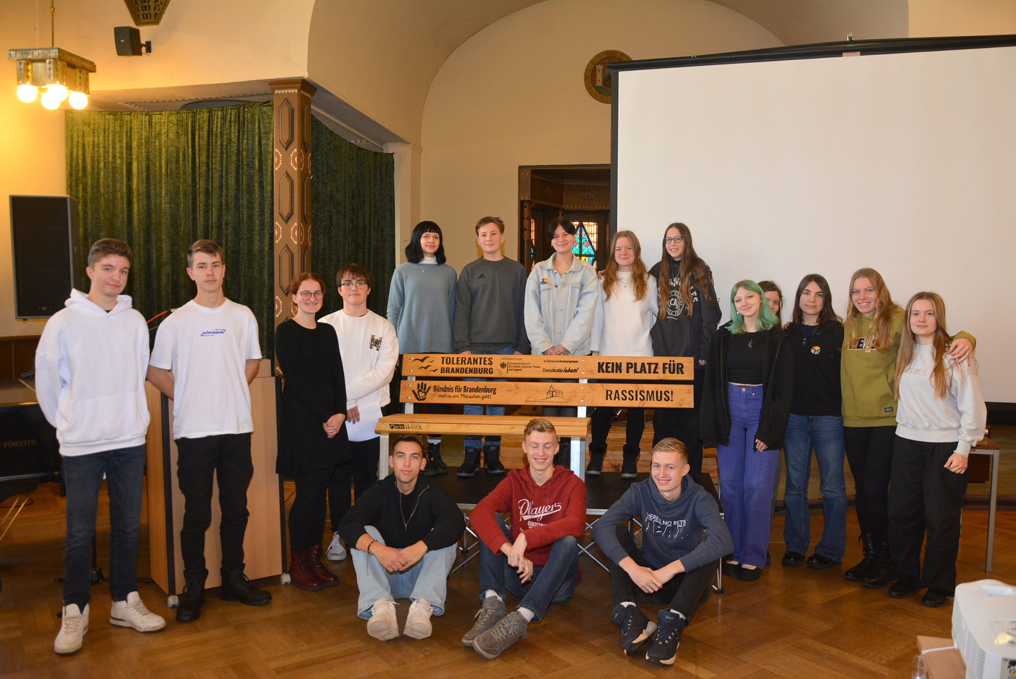 Bank gegen Rassismus am Erwin-Strittmatter-Gymnasium aufgestellt ... Bank gegen Rassismus am Erwin-Strittmatter-Gymnasium aufgestellt ...